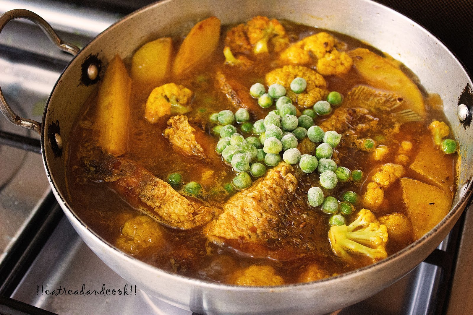 Aloo Fulkopi Die Macher Jhol / Bengali Fish Curry with Potato and ...