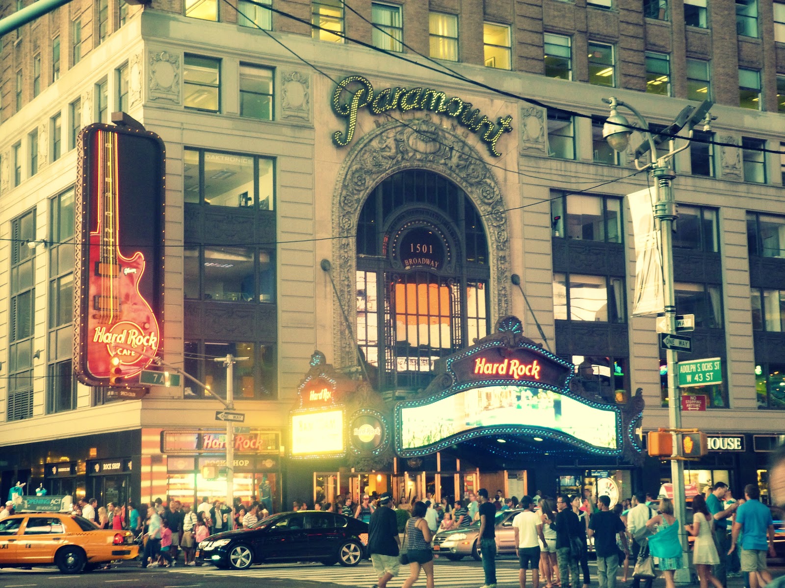 NEW YORKER MADE IN SPAIN: Times Square can´t shine as bright as YOU