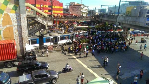 Breaking: Defective Train near MRT EDSA-Taft station hits the wall; 4 ...