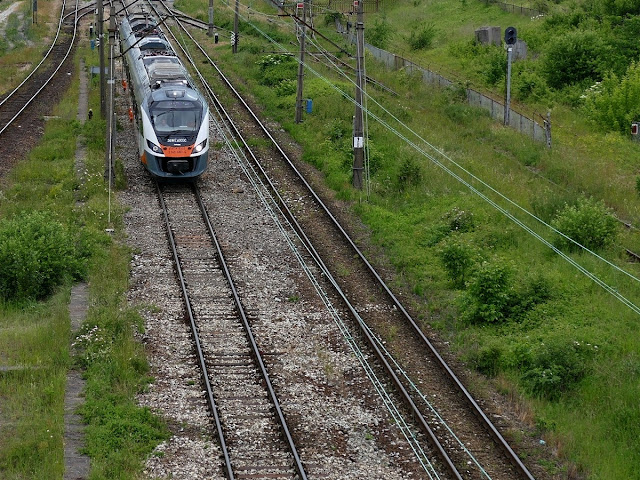 Spojrzenie z góry na ED160-001 i EN63A-005 | Kolejowe Kielce