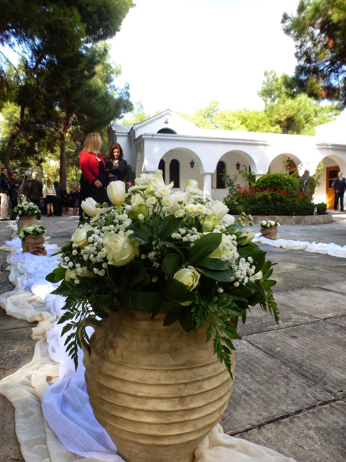 ΕΥΧΕΣ ΜΕ ΠΕΤΑΛΟΥΔΕΣ: Γάμος στην Αγία Φιλοθέη στη Φιλοθέη