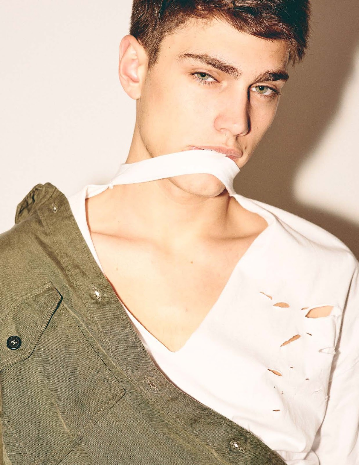 Gino Pasqualini viste estilismos inspirados en la milisia para Carbon Copy