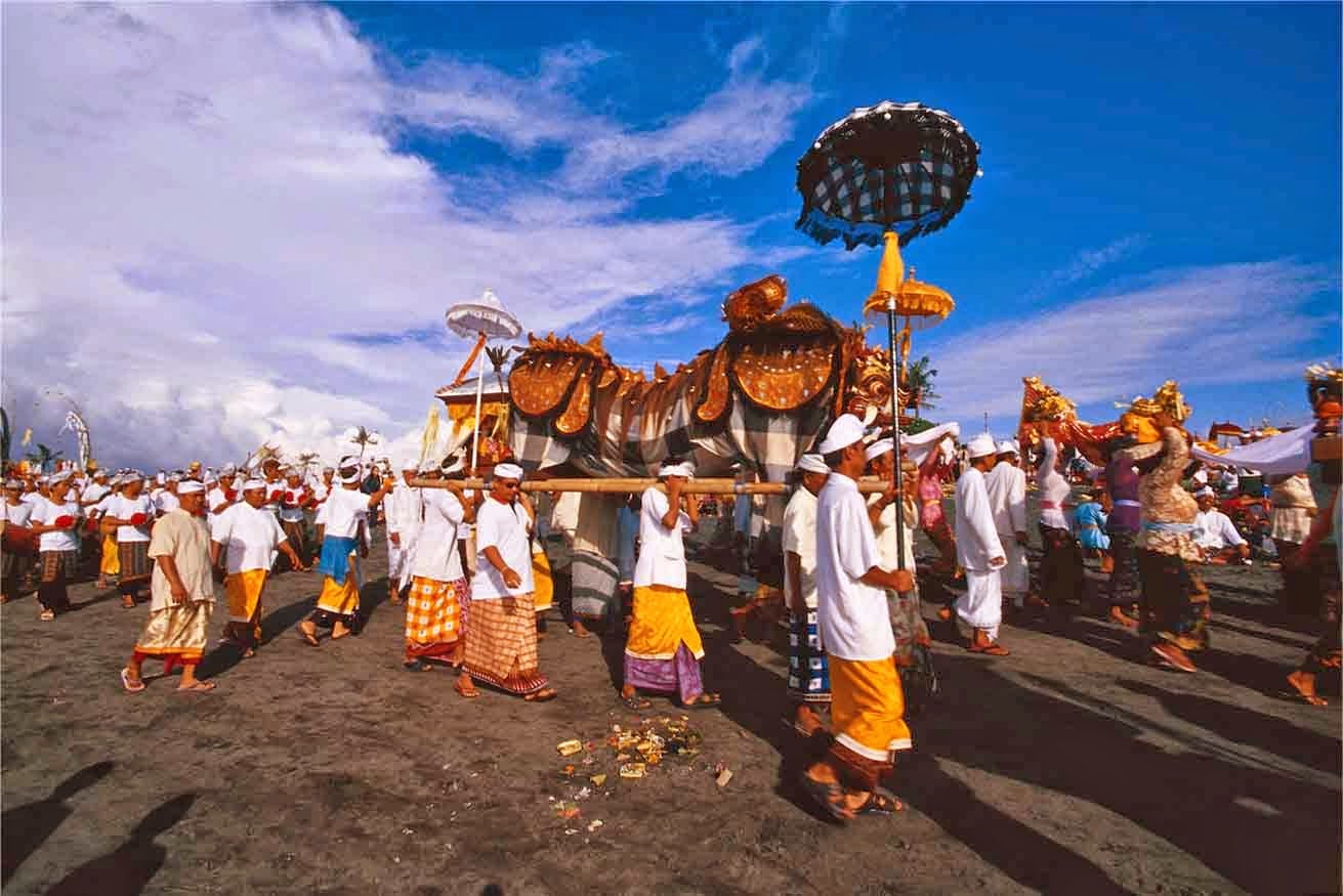 Bali Indonesia Holiday Travels: Melasti Ceremony