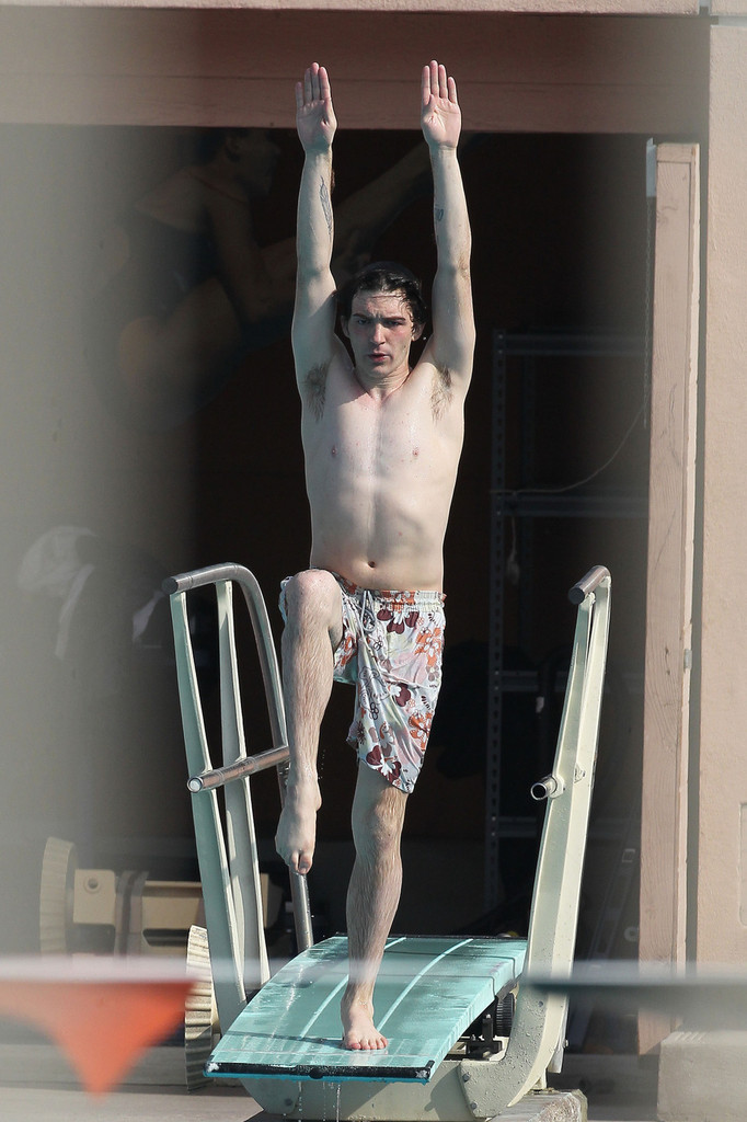 Mundo Fanmania: Drake Bell practicando clavados para 'Splash USA'