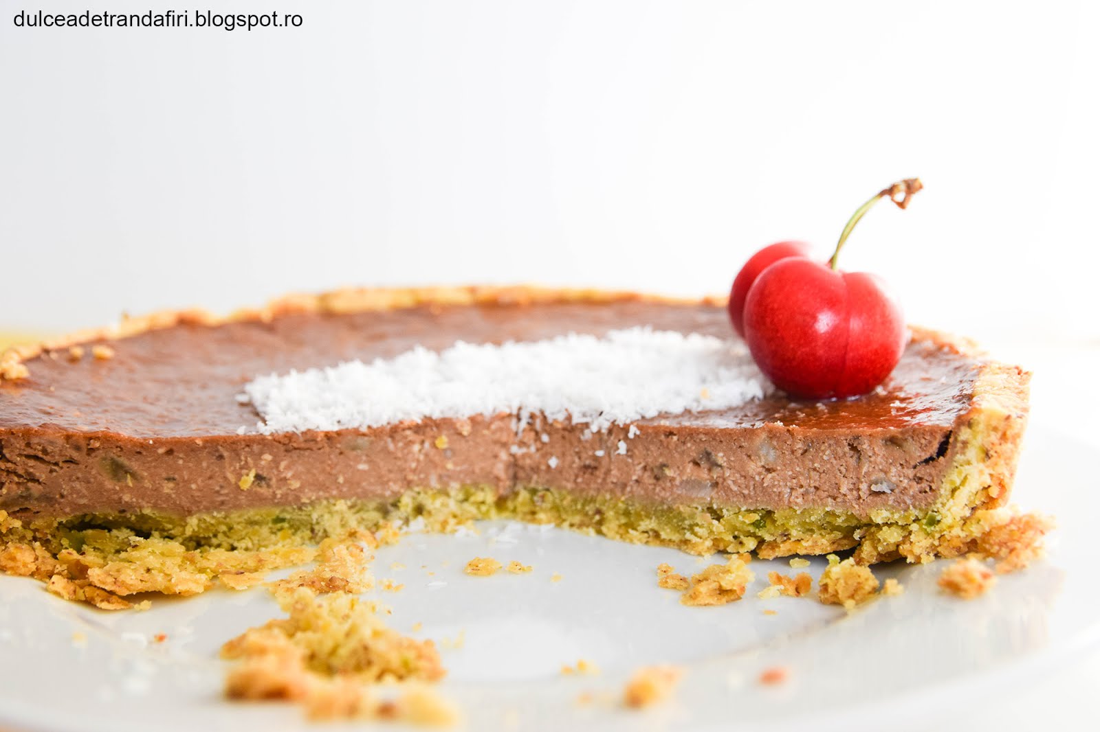 Dulceata de trandafiri: Tarta cu blat de fistic si crema cu Nutella