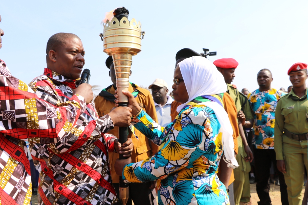 RC MTAKA AKABIDHI MWENGE WA UHURU MKOANI SHINYANGA ~ Blog rasmi ya Mkoa ...