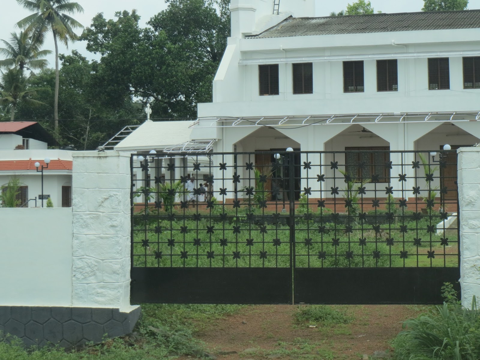 Kerala Gate Designs: Black color gate with design from Kerala