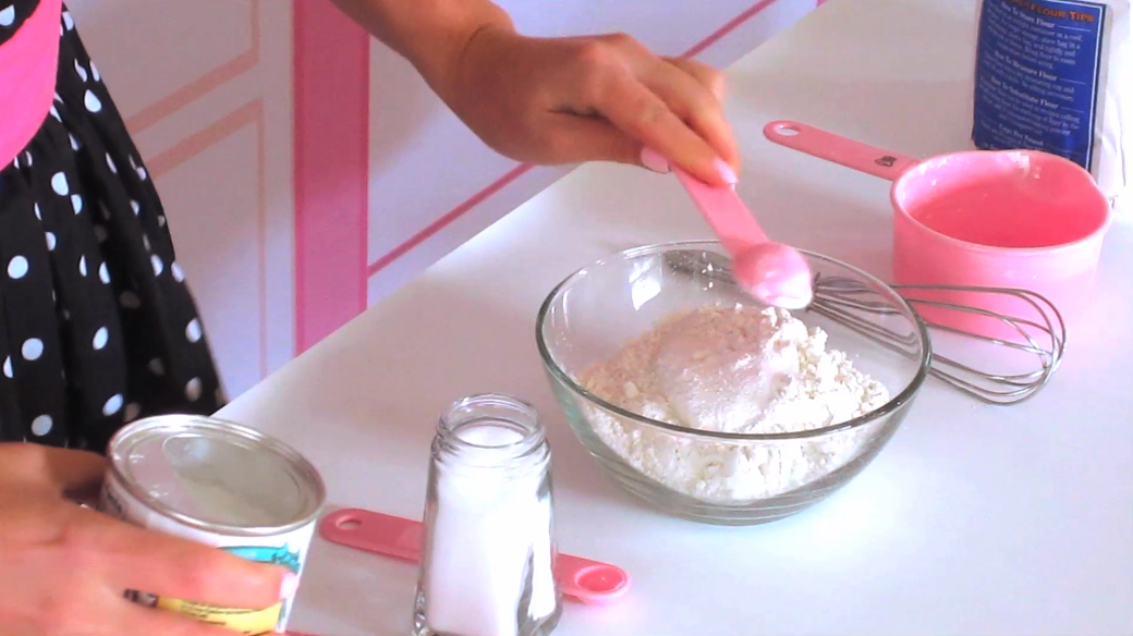 {VIDEO} How To Make Homemade Self-Rising Flour Substitute | Baking 101 ...