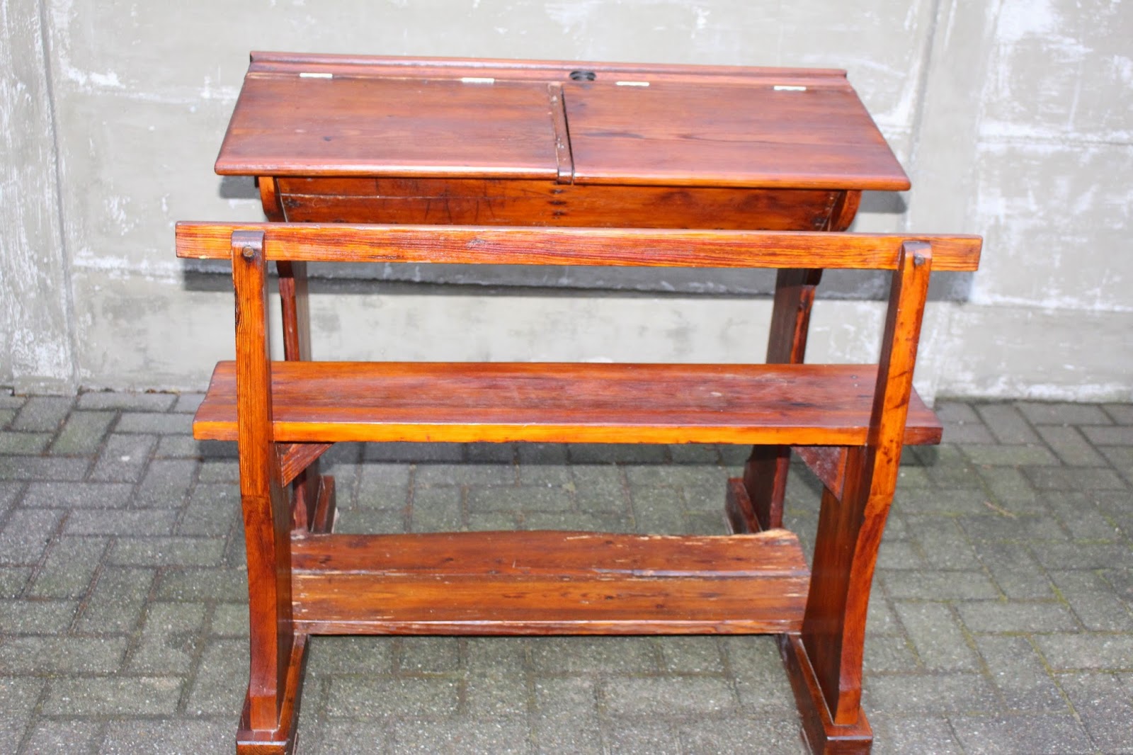 Arthur & Rosalie: --VERKOCHT-- Oude schoolbank