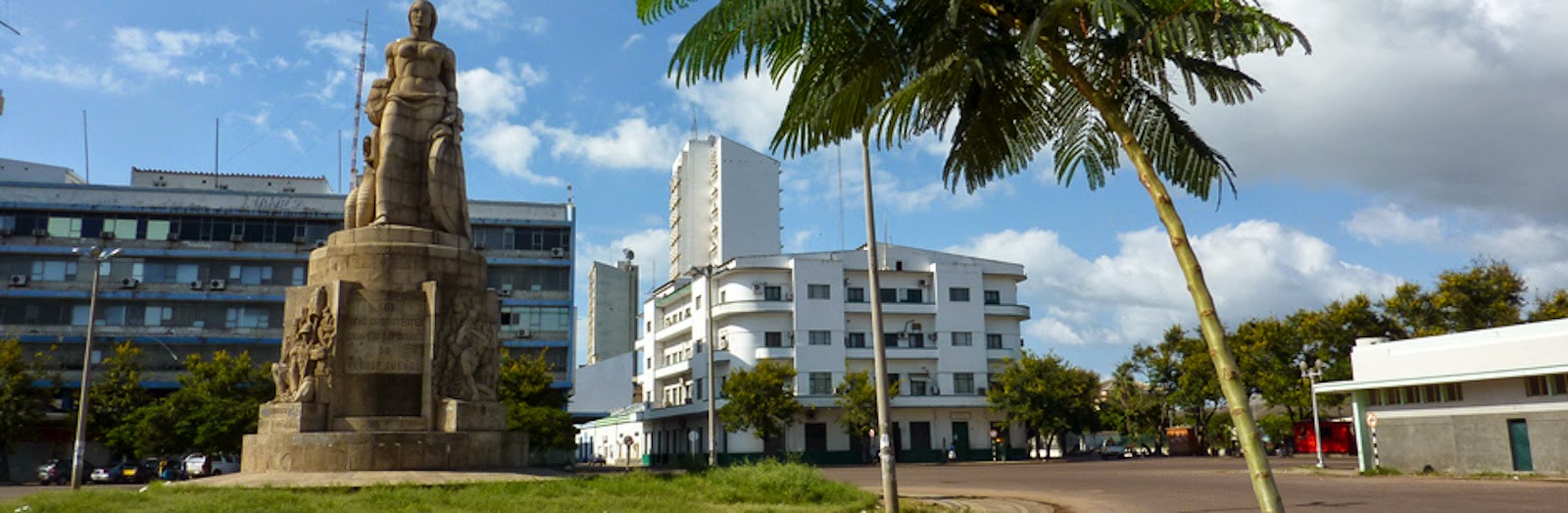 Edifício dos CFM art deco modernista na Praça dos Trabalhadores, Maputo.