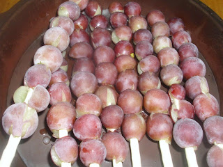 The Do-It-Yourself Mom: DIY Grape Popsicles