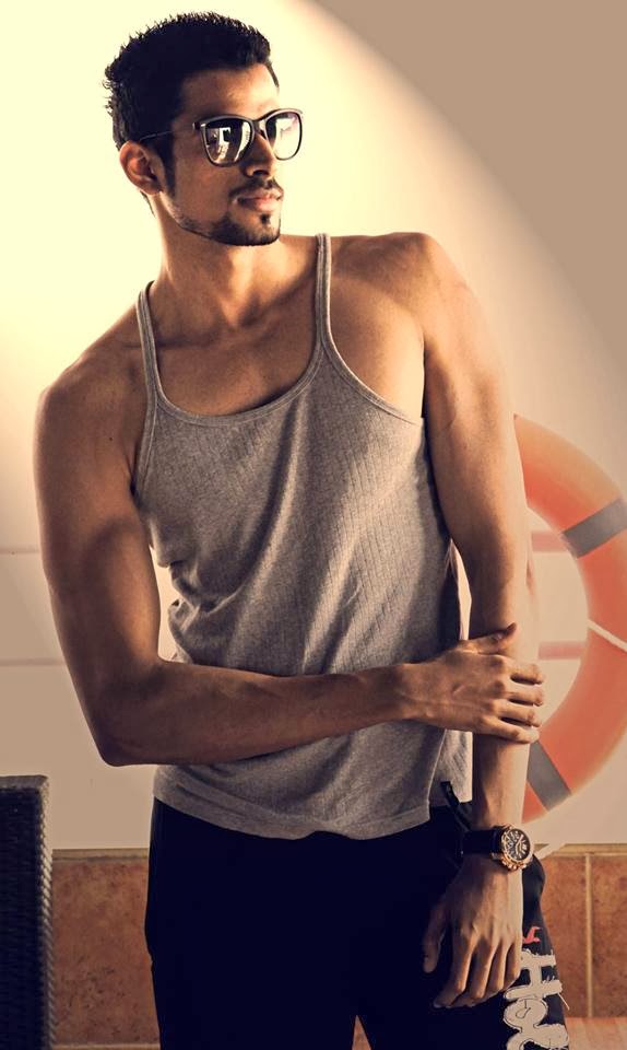 Shirtless Bollywood Men: Darsh Kothari