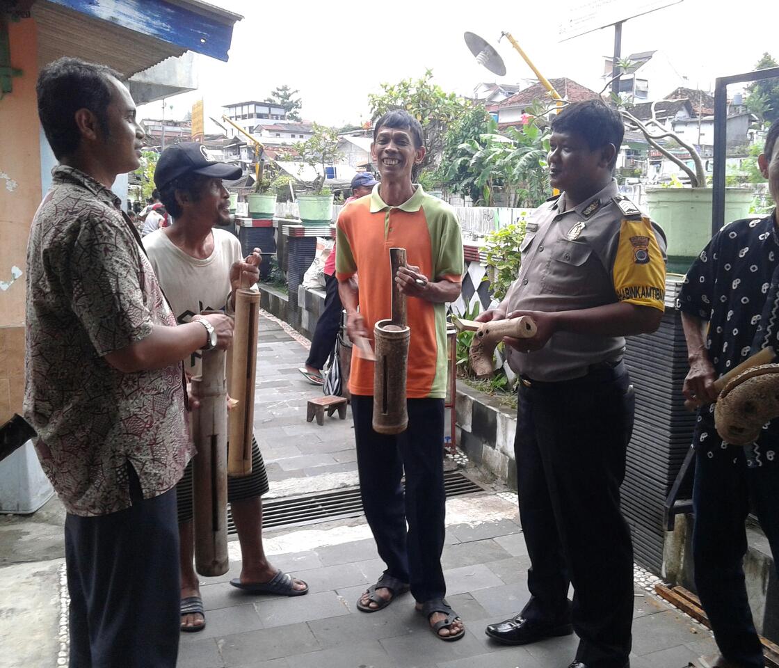 Aktifkan Pos Kamling, Bhabinkamtibmas dan Warga Kerja Bakti Membuat ...