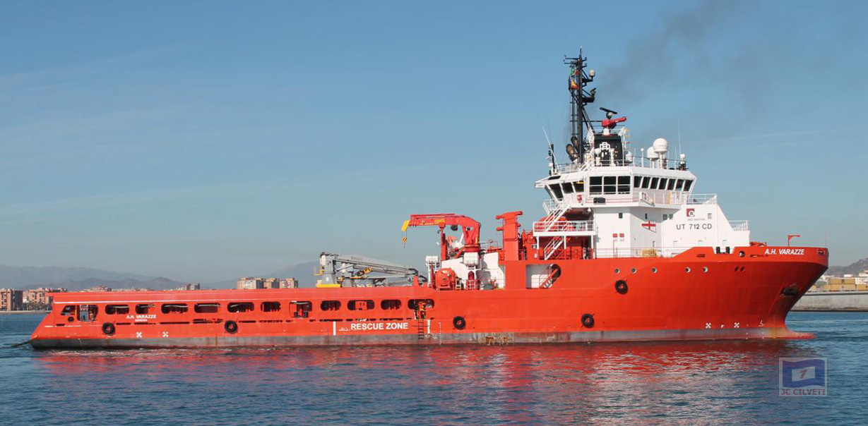 Málaga Marítima: La plataforma petrolífera SEDCO 702 deja el puerto de Málaga