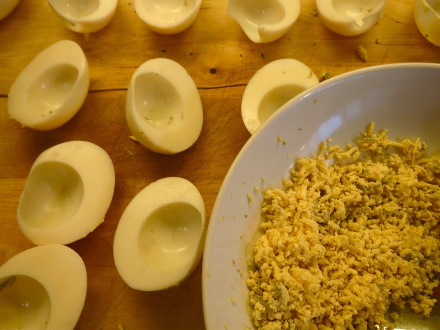 Huevos rellenos con salmón ahumado y salsa tártara | Cocina