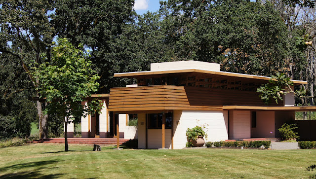 Frank Lloyd Wright: The Gordon House