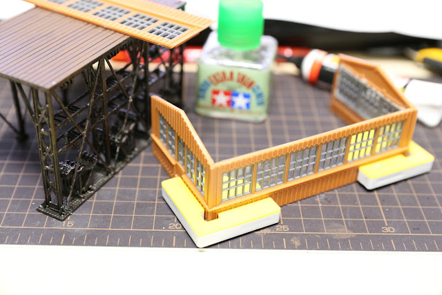 床には照明用の穴が最初からあいていてやさしい。