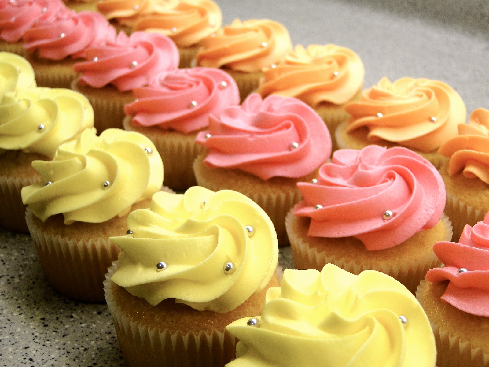 Baking Maniac: Dainty Cupcakes for an 18th High Tea Party!