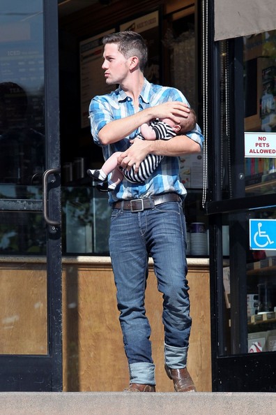 gossip-withouttheguild: Jackson Rathbone out with his girlfriend Sheila ...