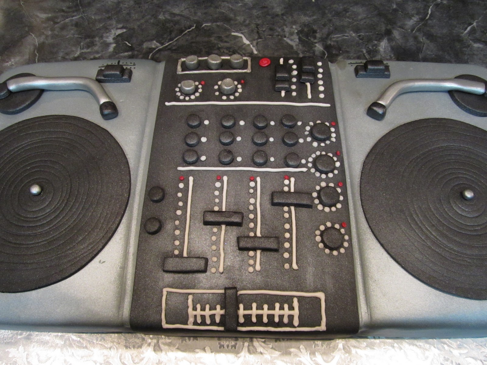 MyMoniCakes: Turntable and Mixer Cake