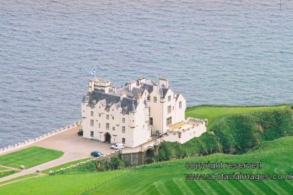 DECORATION: DUNBEATH CASTLE İN SCOTLAND