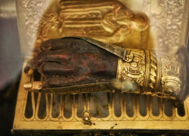 Greek Orthodox Religious Tourism: ΤΟ ΔΕΞΙ ΠΟΔΙ ΤΟΥ ΑΓΙΟΥ ΧΑΡΑΛΑΜΠΟΥΣ