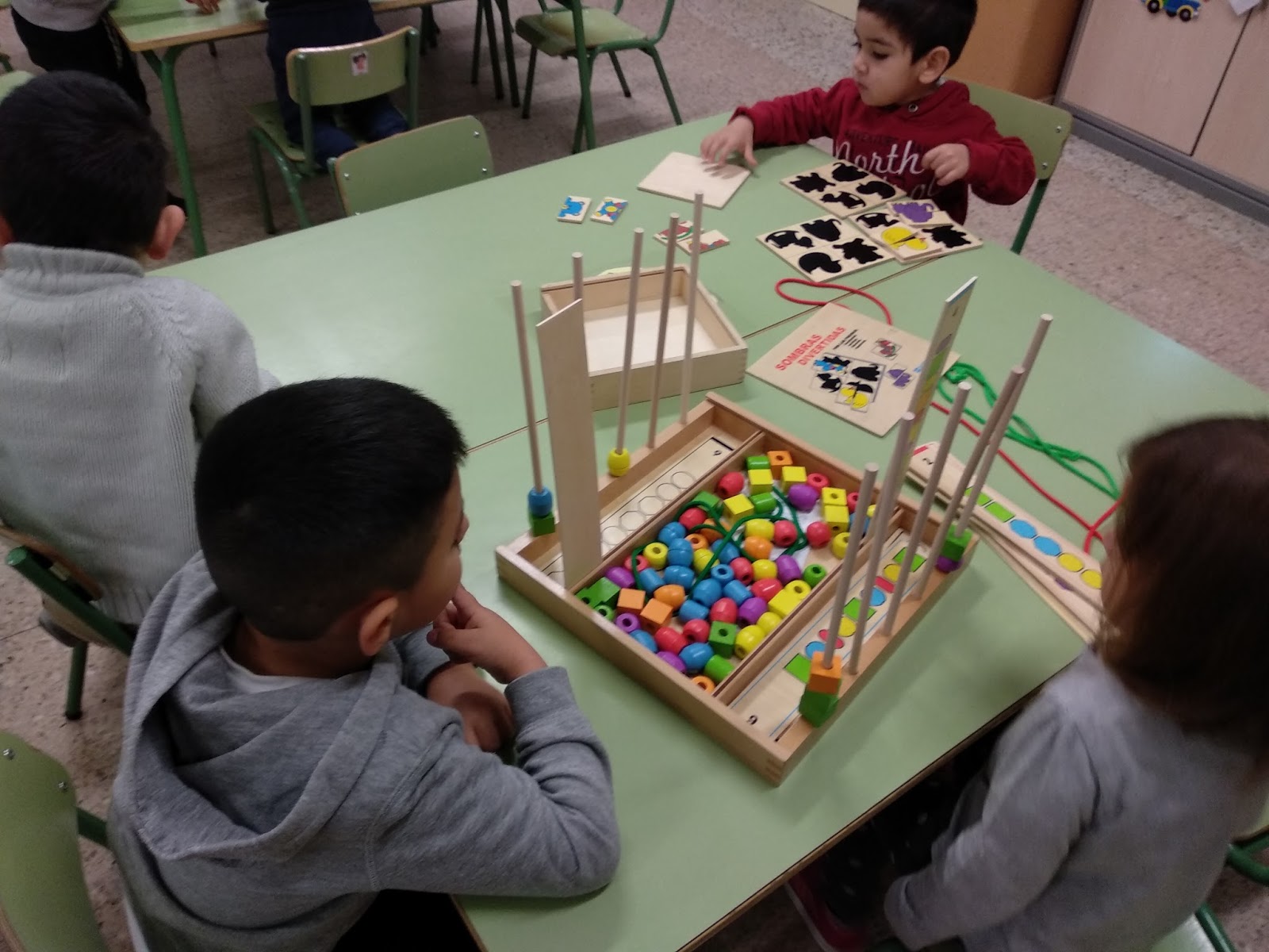 LOS PEQUES DEL CRISTO: TRABAJAMOS CON JUEGOS MANIPULATIVOS (3 AÑOS)