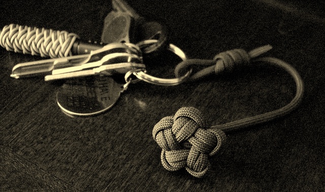 Stormdrane's Blog: Single strand paracord star knot...