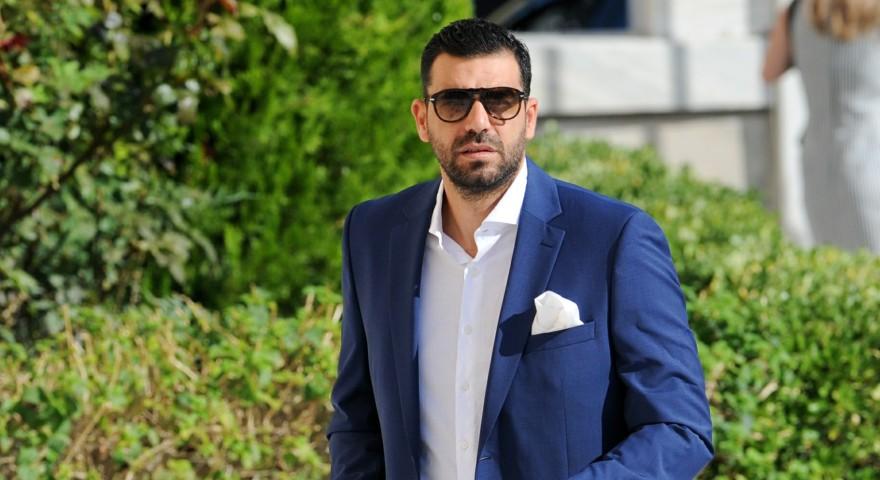 Ίχνος: Oποιος τους σφαλιαρώνει είναι ακροδεξιός.
