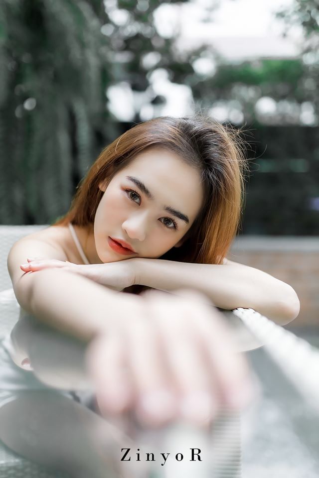 Zinyor Oob mặc áo dây