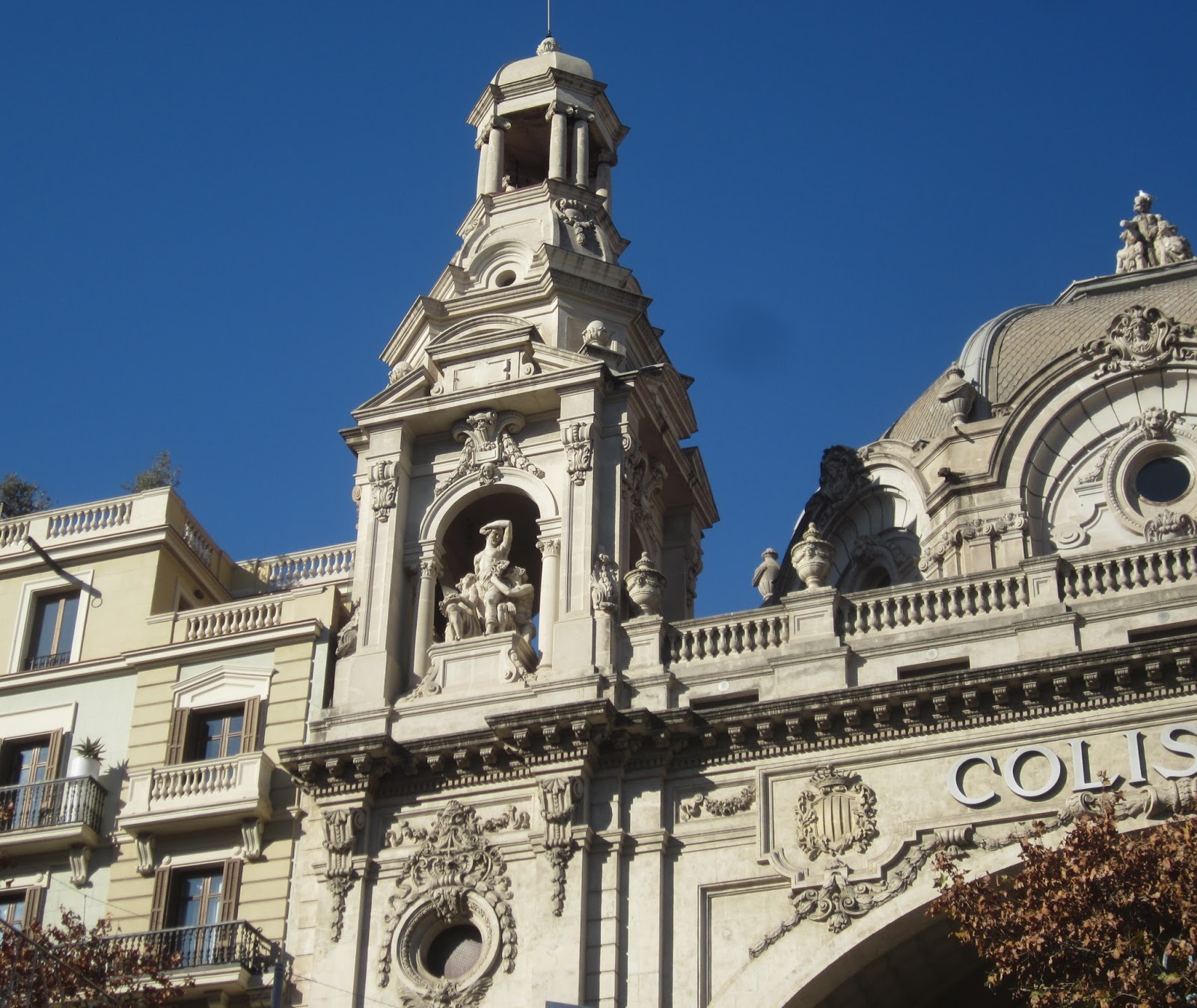 Redescubriendo Barcelona y más allá: 30/12/2015 El Coliseum I: Exterior