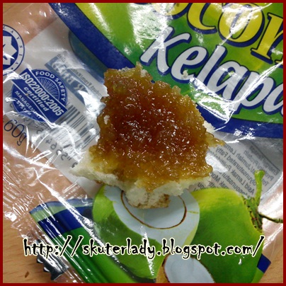 skuterlady: Roti inti kelapa...