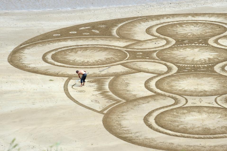 Εφήμερος καμβάς. Πάνω στην άμμο της παραλίας στο Tendy της Ουαλίας ...