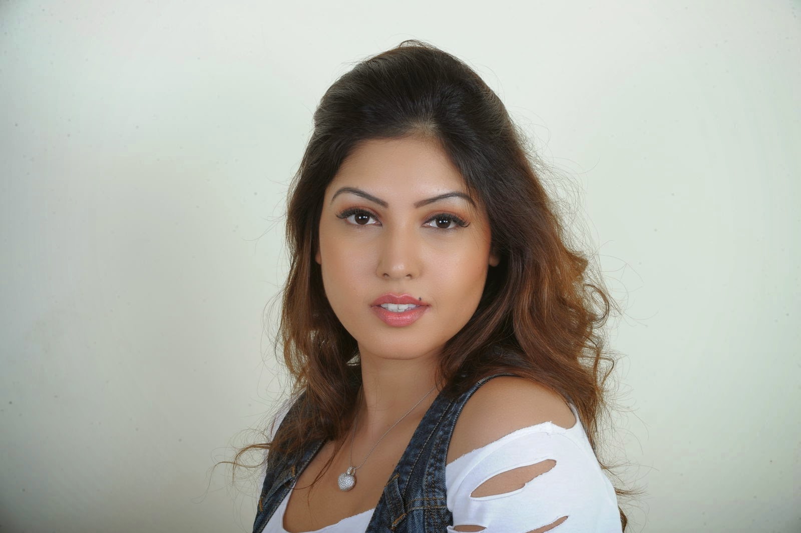 Komal Jha Hot Photoshoot Latest - Latest Movie Updates, Movie ...