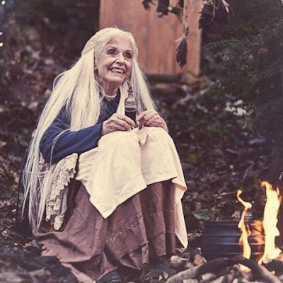 Witch Clubhouse: A bruxa, a velha anciã, a sábia.