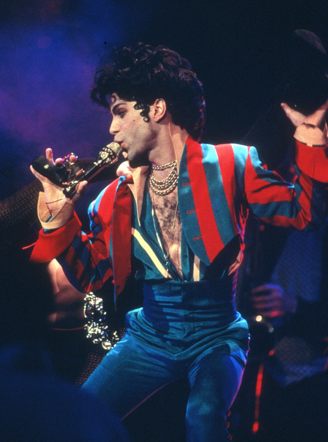 Remembering a Fashion Icon – A Look Back at 20 Prince's Best Fashion ...