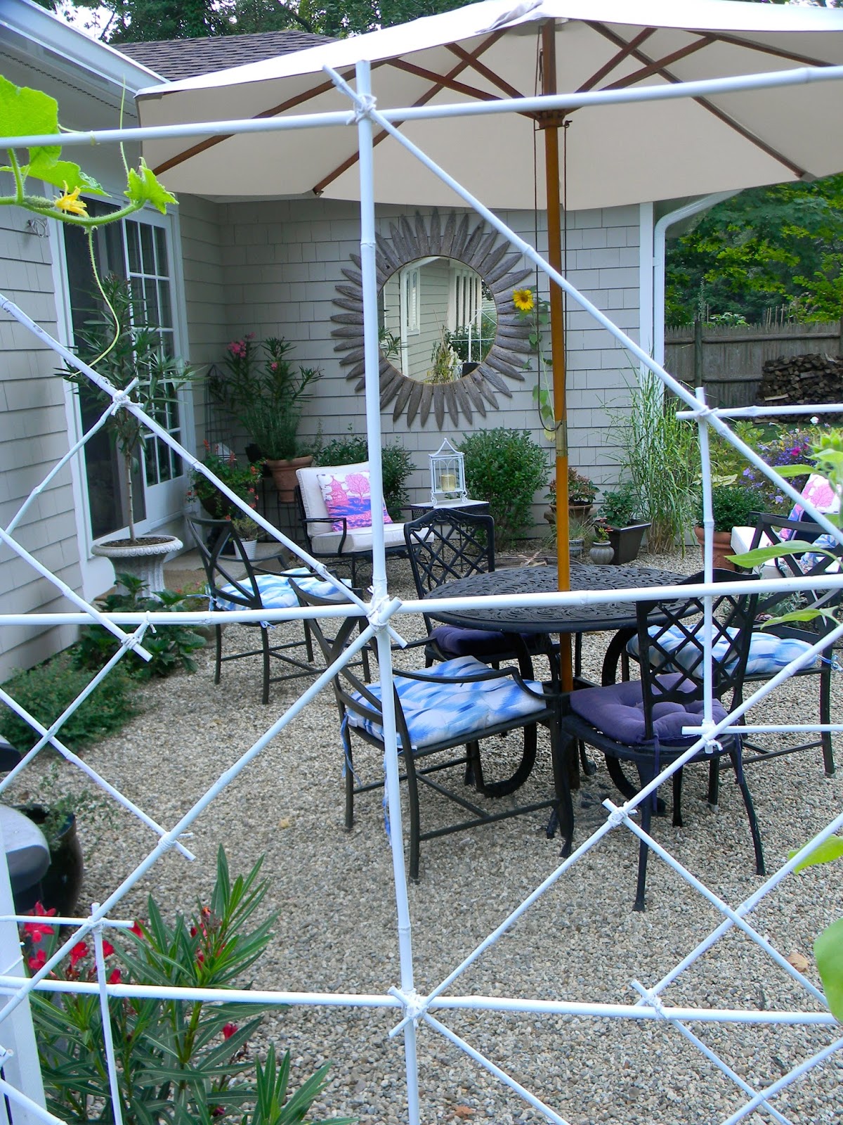 GORGEOUS SHINY THINGS: The Curbside Patio Set Score