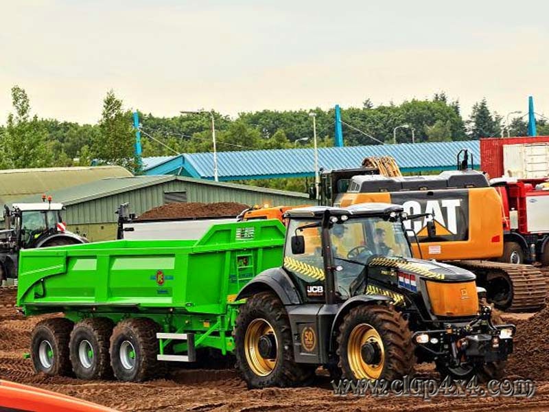 Tractors - Farm Machinery: JCB Fastrac 8310