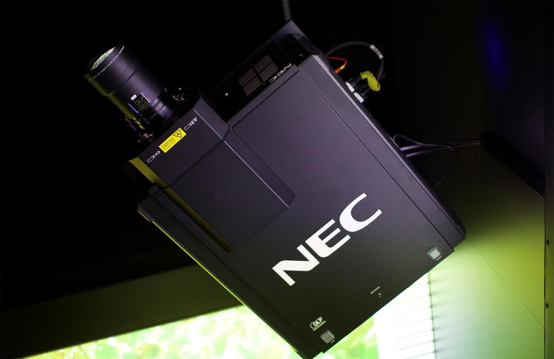 NEC lança projector laser 4K de alta luminosidade | Aberto até de Madrugada