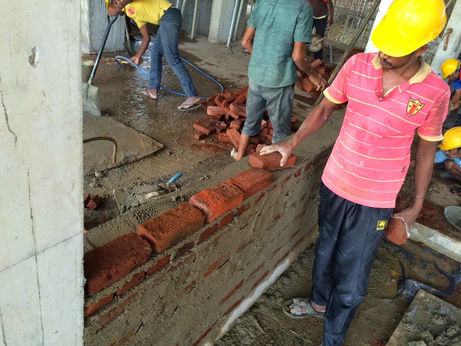 Learn civil engineering online: How to build a brick wall - Bricklaying ...