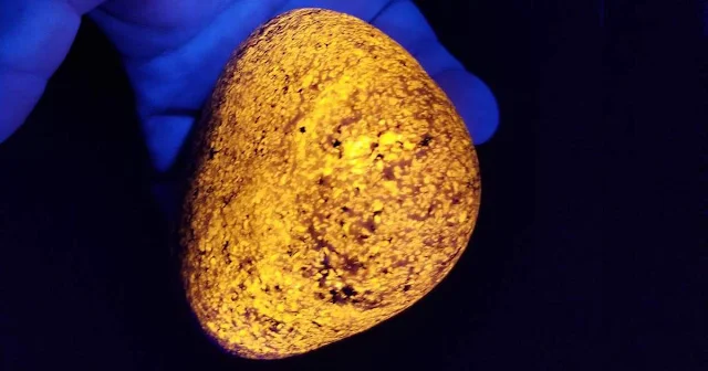 Michigan Man Discovers Glowing, Fluorescent Rocks Called "Yooperlites ...