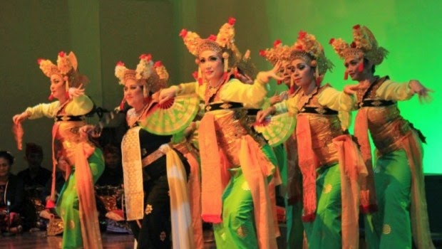Rayakan 20 Tahun, Bengkel Tari Ayu Bulan Pertunjukkan Kemilau Legong ...