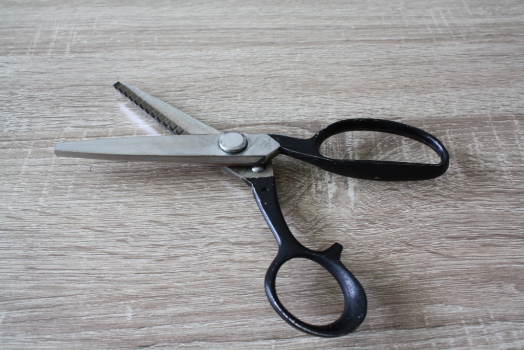 Tio Him & Co.: Gunting baja bergerigi lawas / Vintage steel zig-zag ...