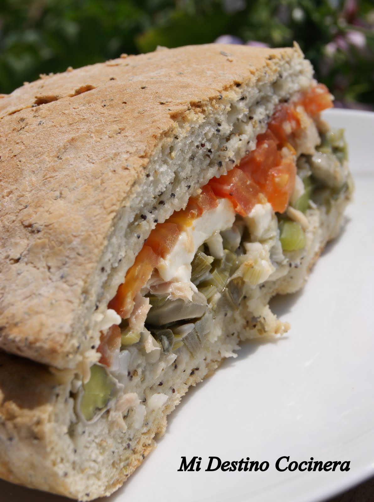 Mar y Huerta de Primavera: Focaccia Aromàtica Rellena de Habas y Atùn.