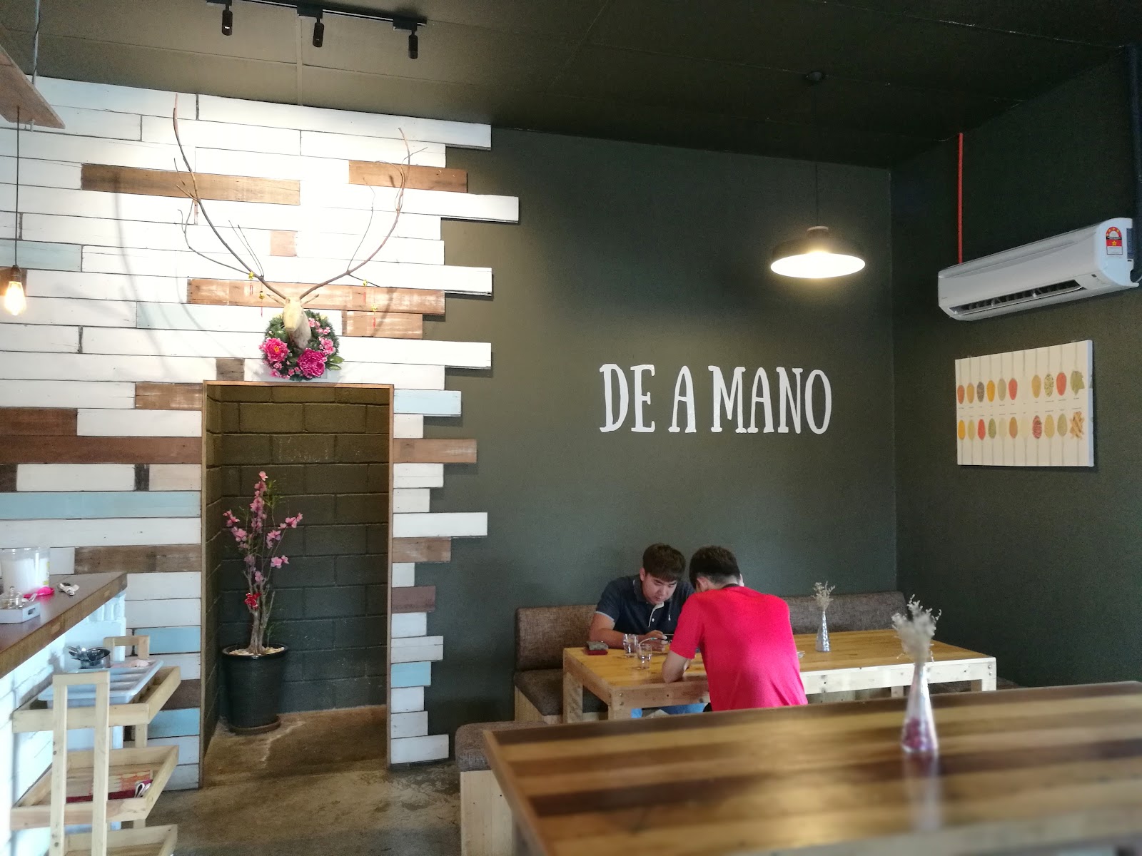 De A Mano Cafe, Kluang