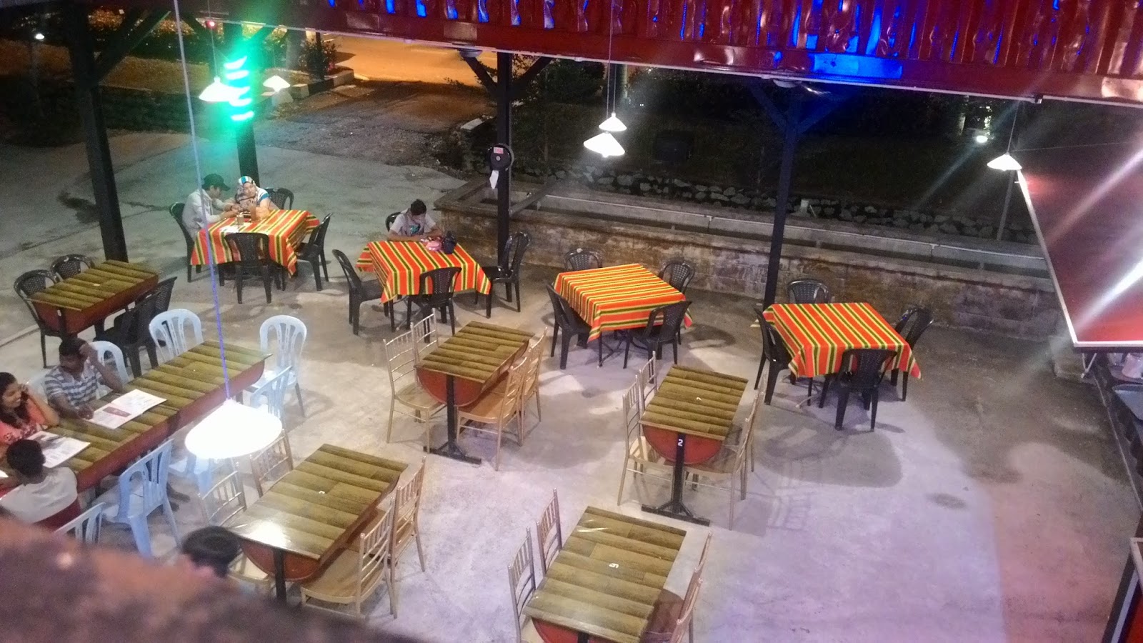 MAKAN MALAM DI CABIN MERU CAFE | Ceritera Si Gadis Biru