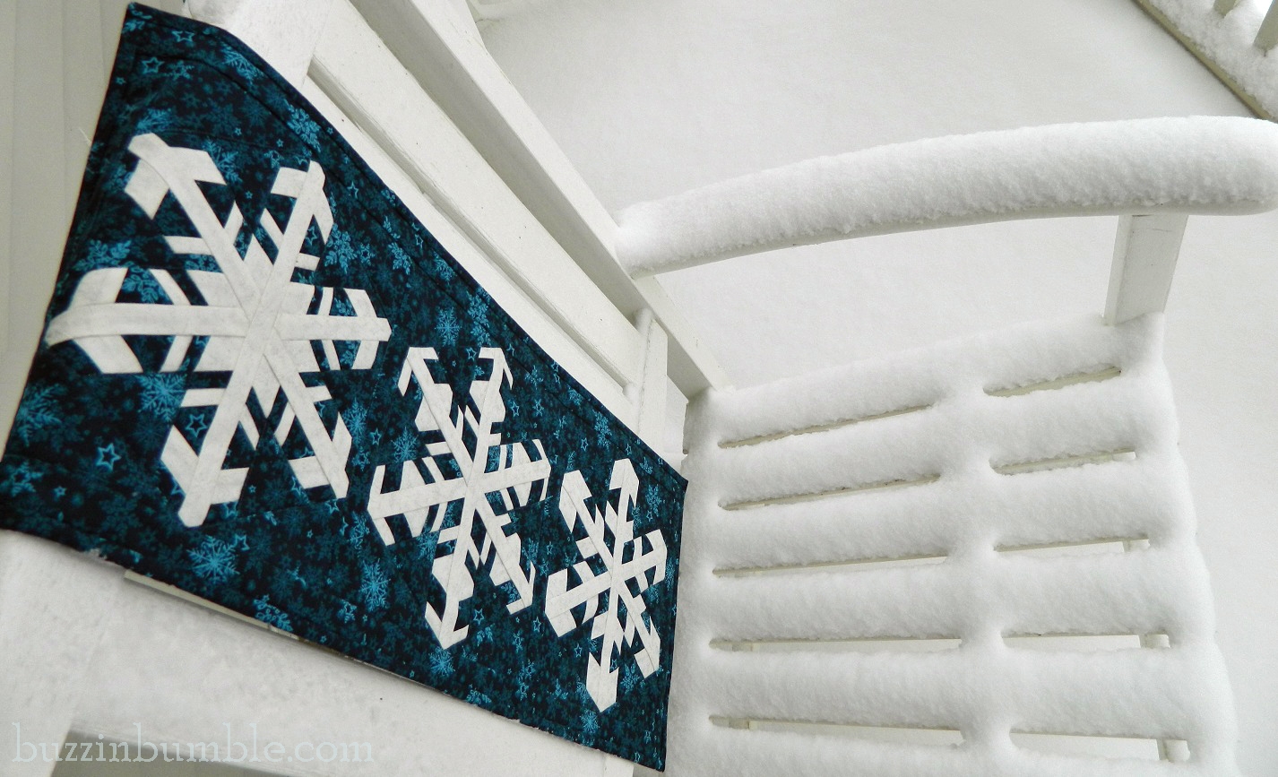 BuzzinBumble: Snowflake Snowalong Table Runner