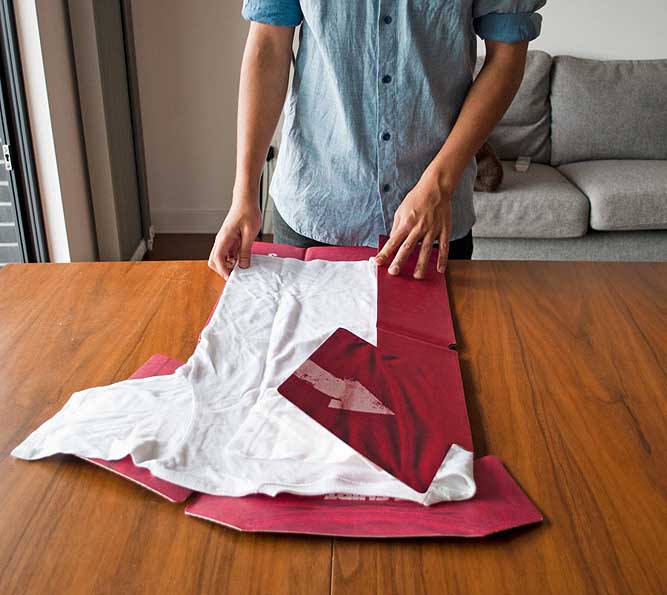 InsArDe: Cardboard T-Shirt Folder