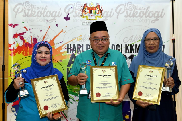 Bernamaians...: Bernama raih tiga anugerah Akrab peringkat kementerian