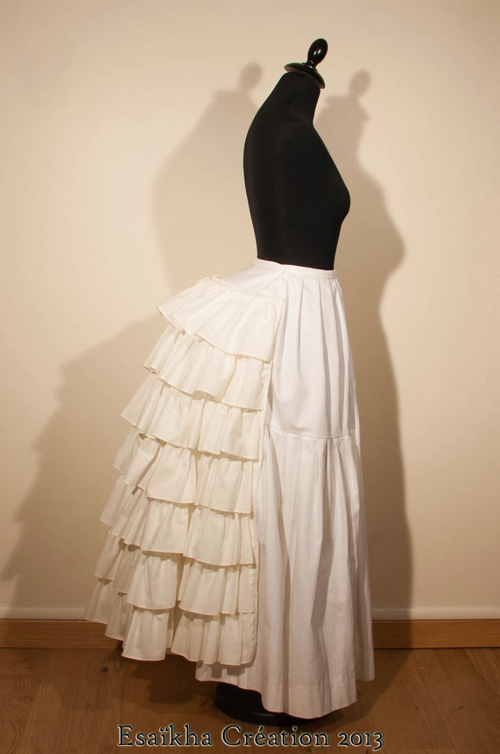 L'Atelier d'Esaïkha Création: XIXe : Robe à tournure 1870